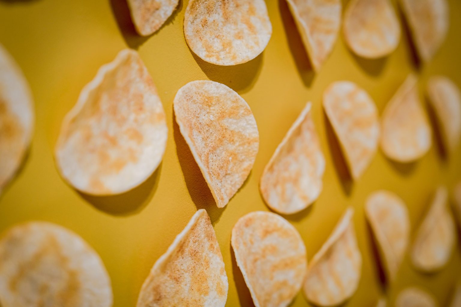 How does American chip expert Lay’s win over Chinese snackers?