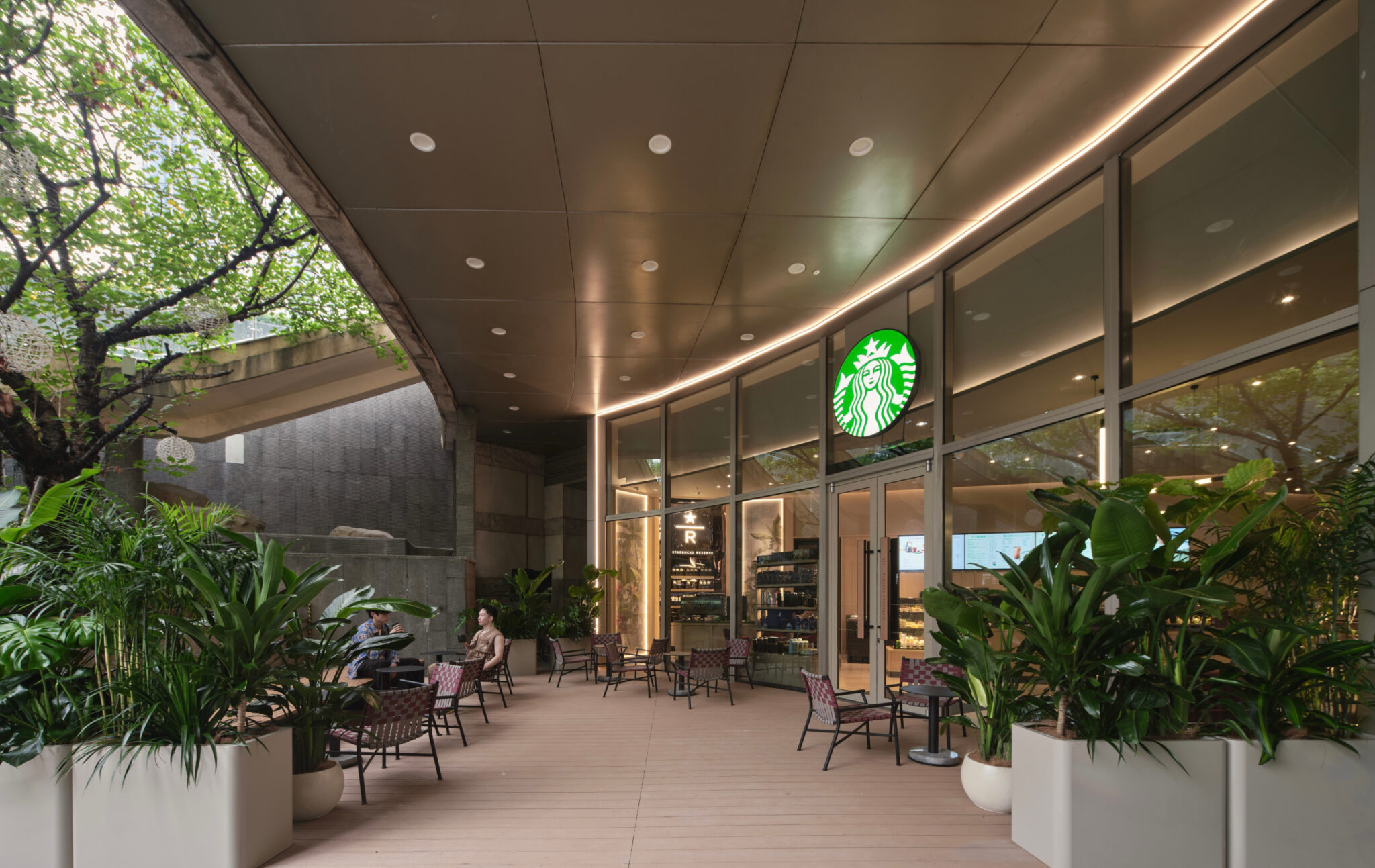 Starbucks hosts "art exhibition" in new Hangzhou branch