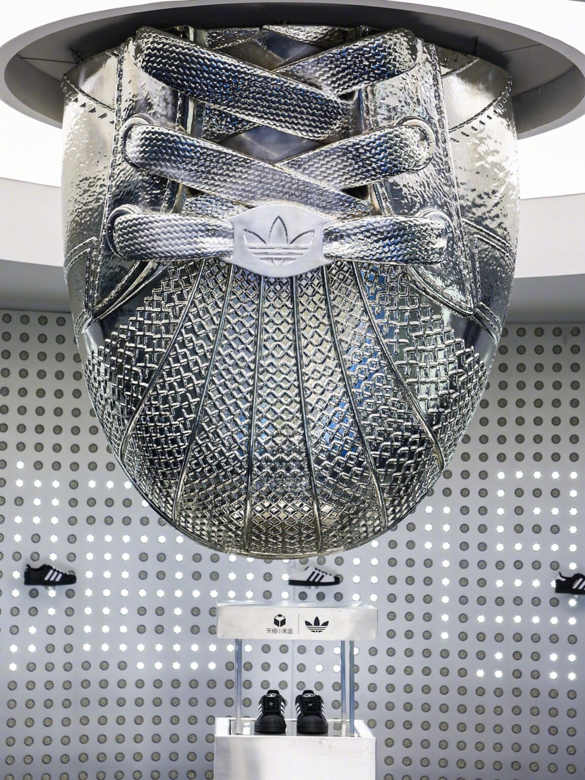 Superstar: Adidas Originals takes over Shanghai with shoeboxes?