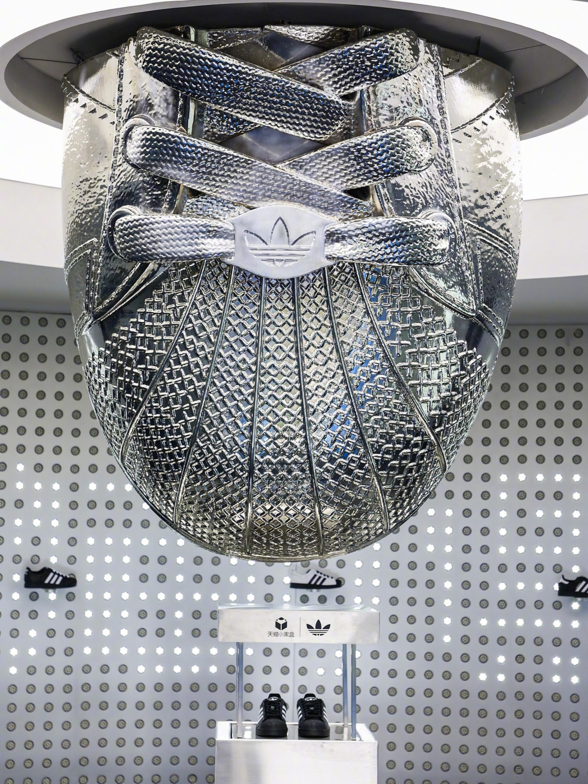 Superstar: Adidas Originals takes over Shanghai with shoeboxes?